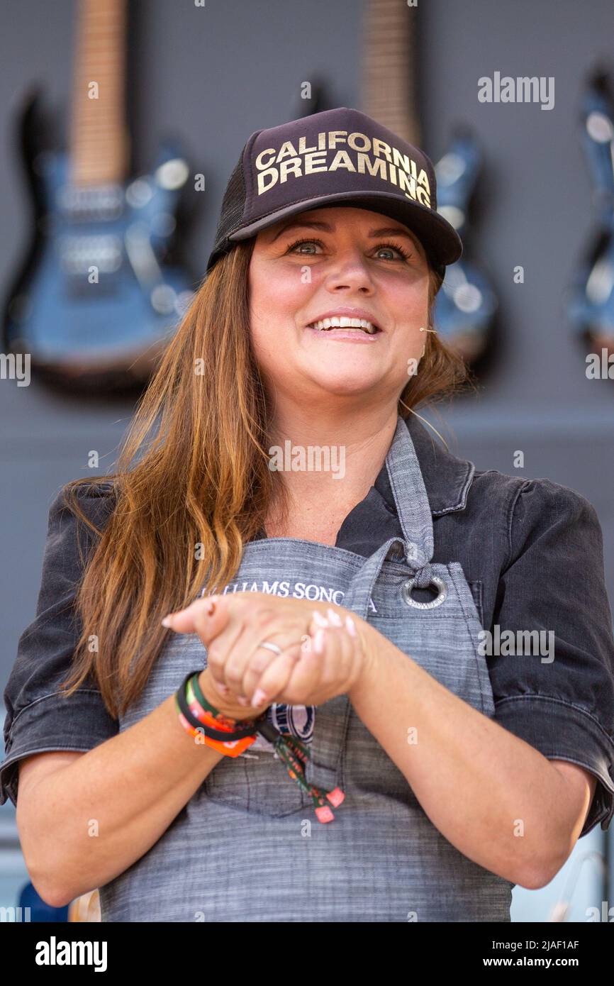 Tiffani Thiessen Hot 2022