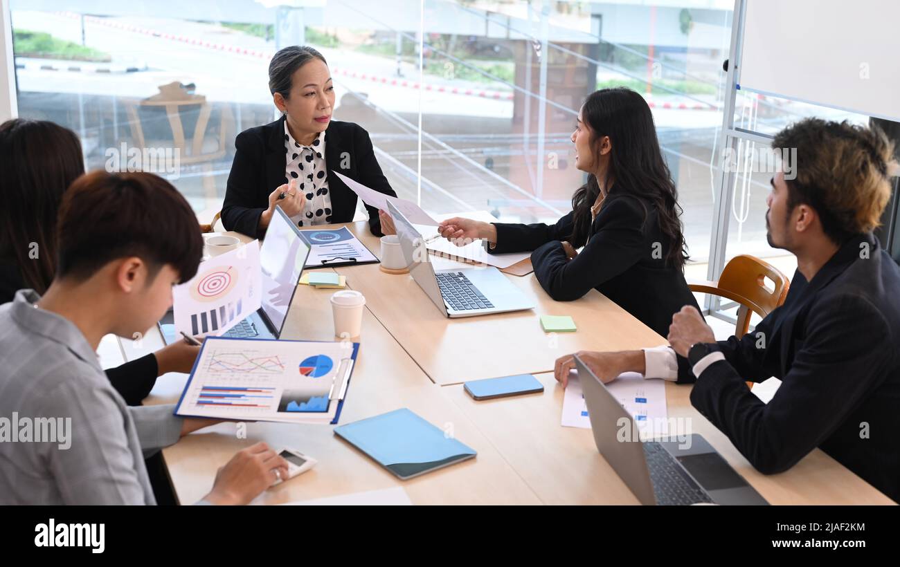 Team leader giving instructions hi-res stock photography and images - Alamy