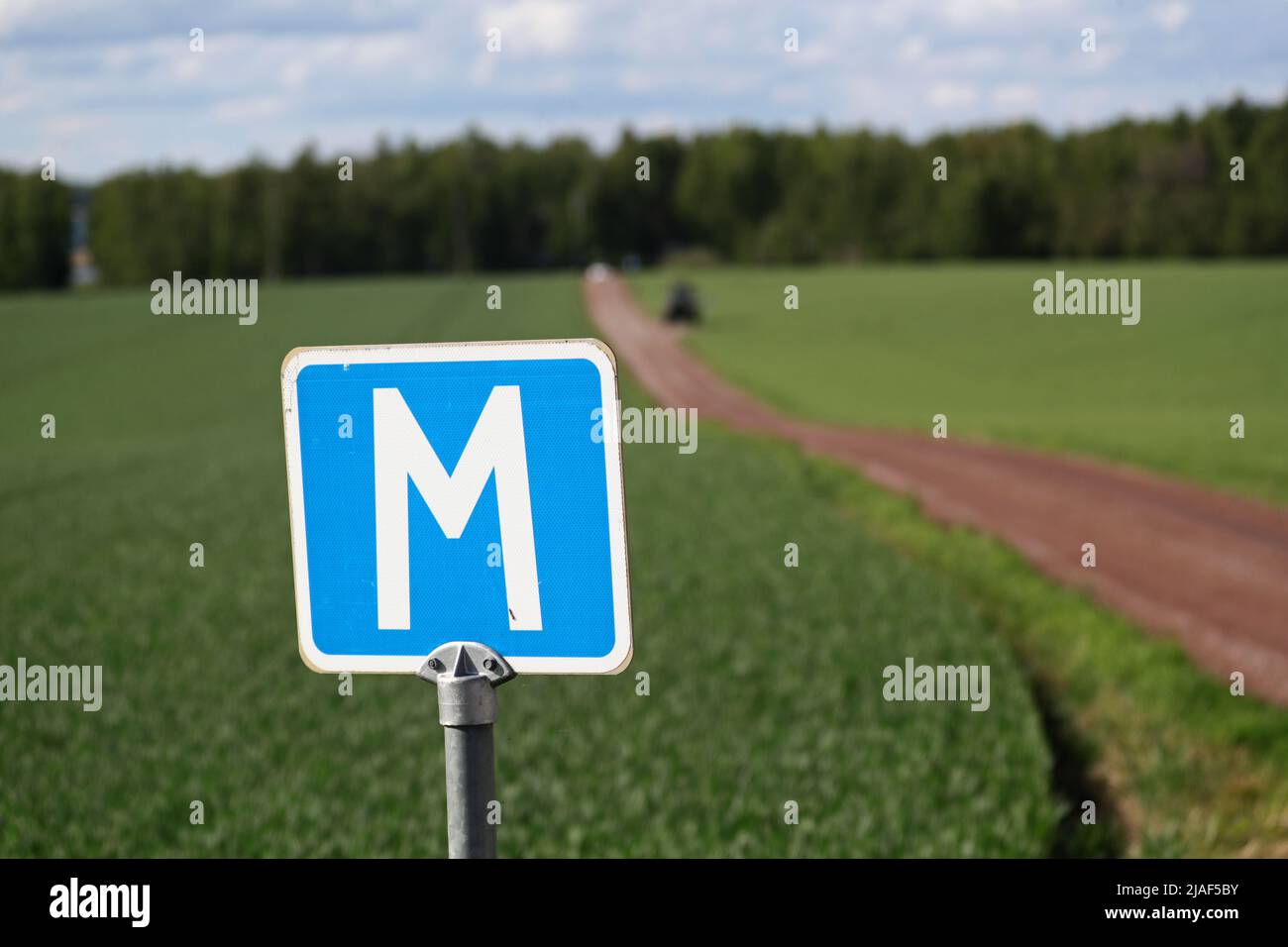 Traffic sign for a meeting place for cars and vehicles Stock Photo - Alamy
