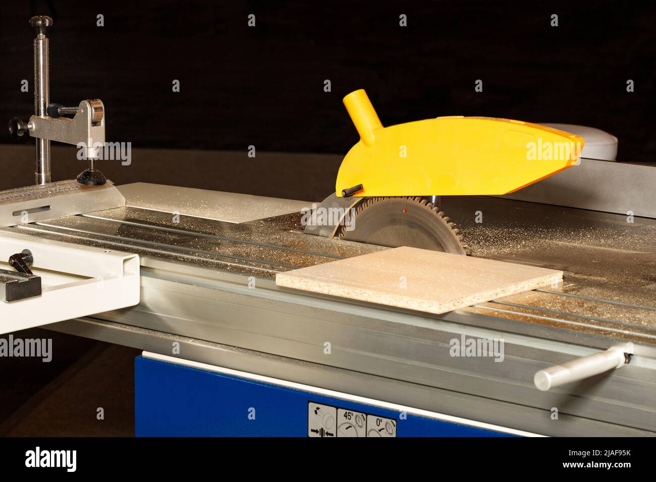A saw blade with an adjustable retractable mechanism on a sawing ...