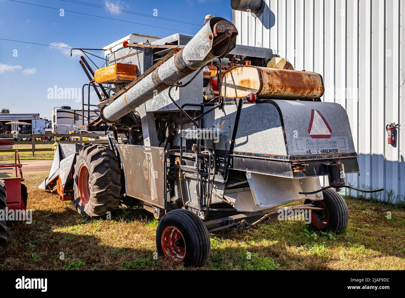 Allis chalmers gleaner combine harvester hi-res stock photography and ... Allis chalmers gleaner combine harvester hi-res stock photography and ...