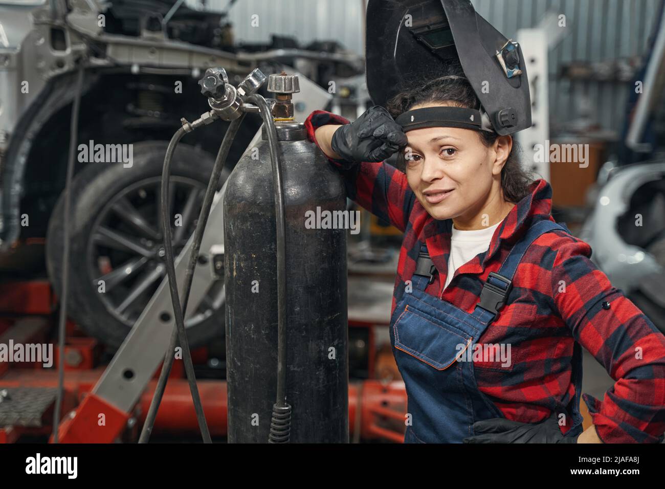 Woman mechanic welding hi-res stock photography and images - Alamy