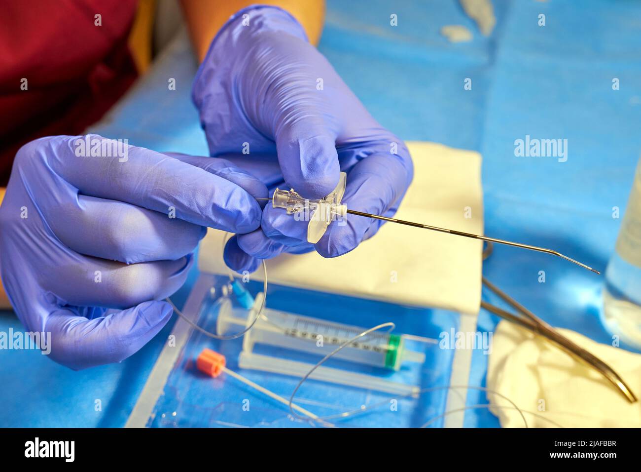 Tuohy needle in doctor's hands. Tuohy Epidural Needle Stock Photo - Alamy