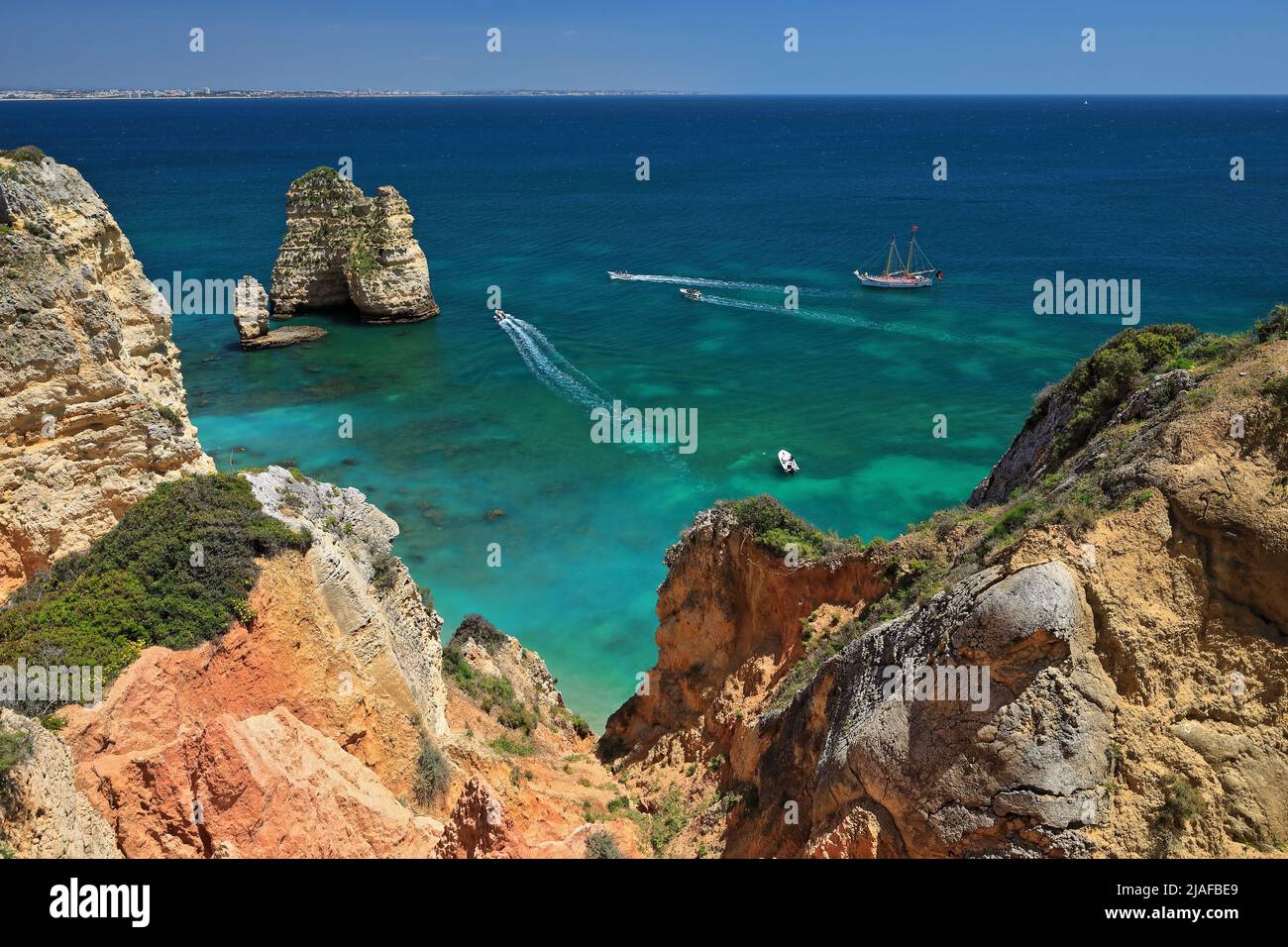 The Balança-Scales Sea Stack facing Praia dos Pinheiros Beach. Lagos ...