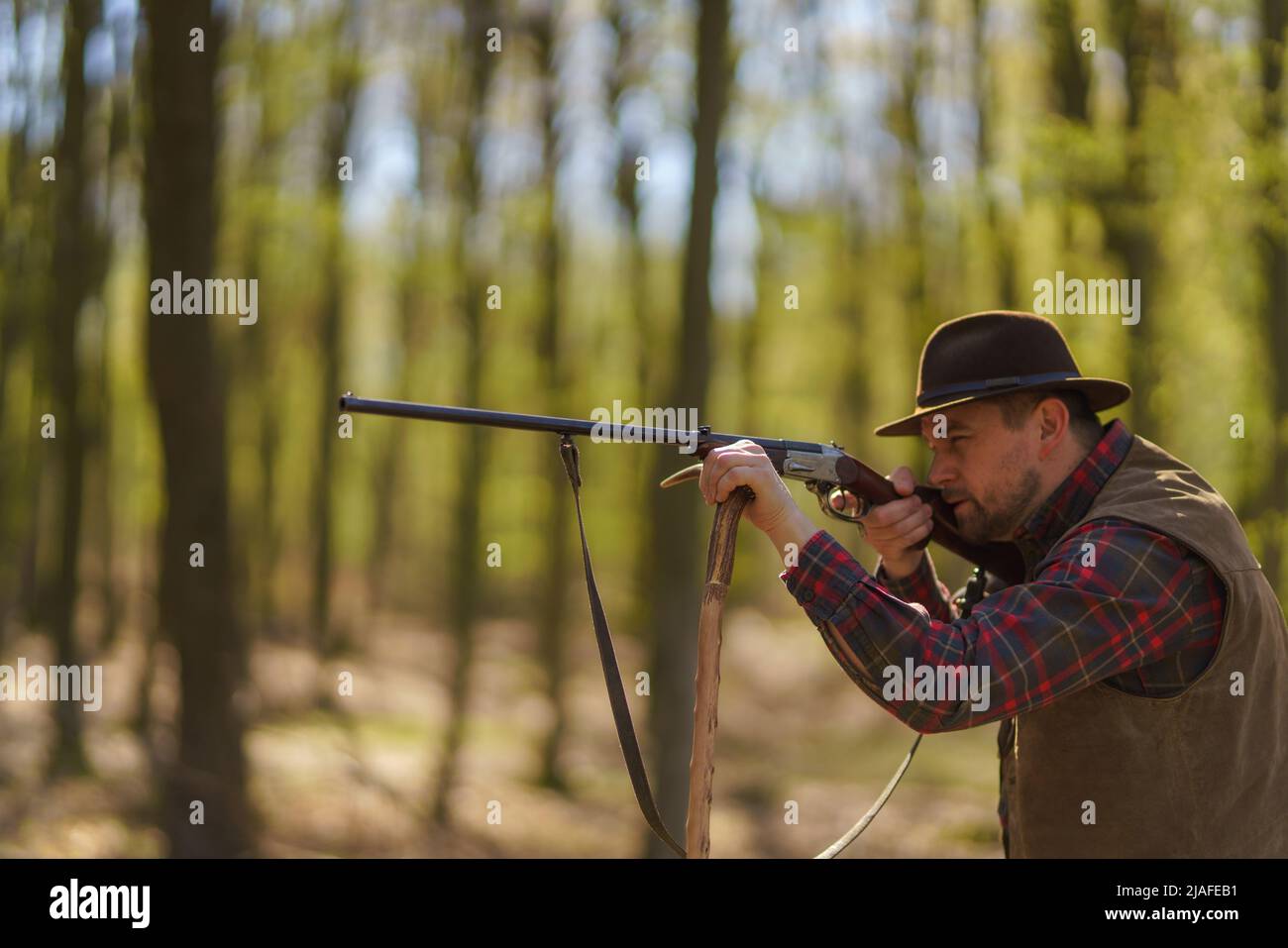 Hunter aiming sniper rifle hi-res stock photography and images - Alamy