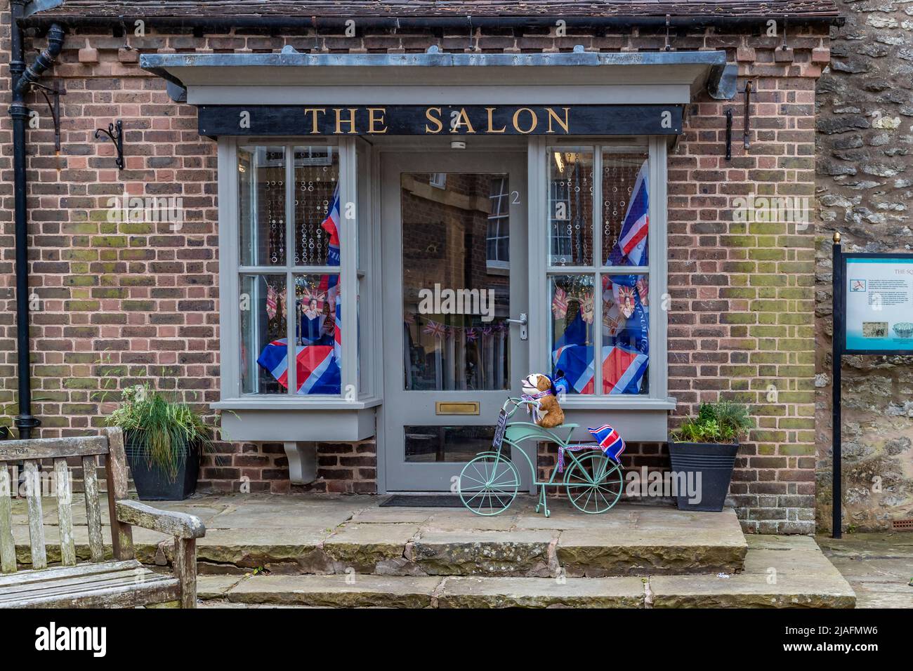 English medieval village square hi-res stock photography and images - Alamy