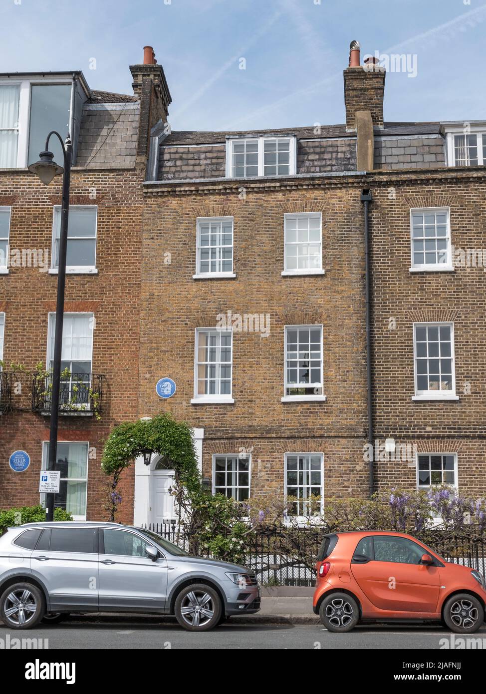 A former home of sculptor John Tweed (1863-1933) on Cheyne Walk ...