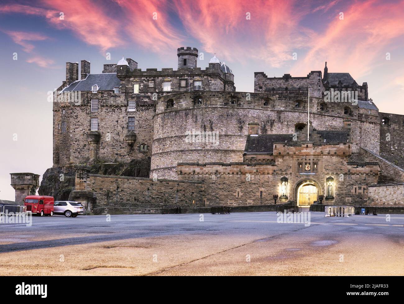 Front view edinburgh castle hi-res stock photography and images - Alamy
