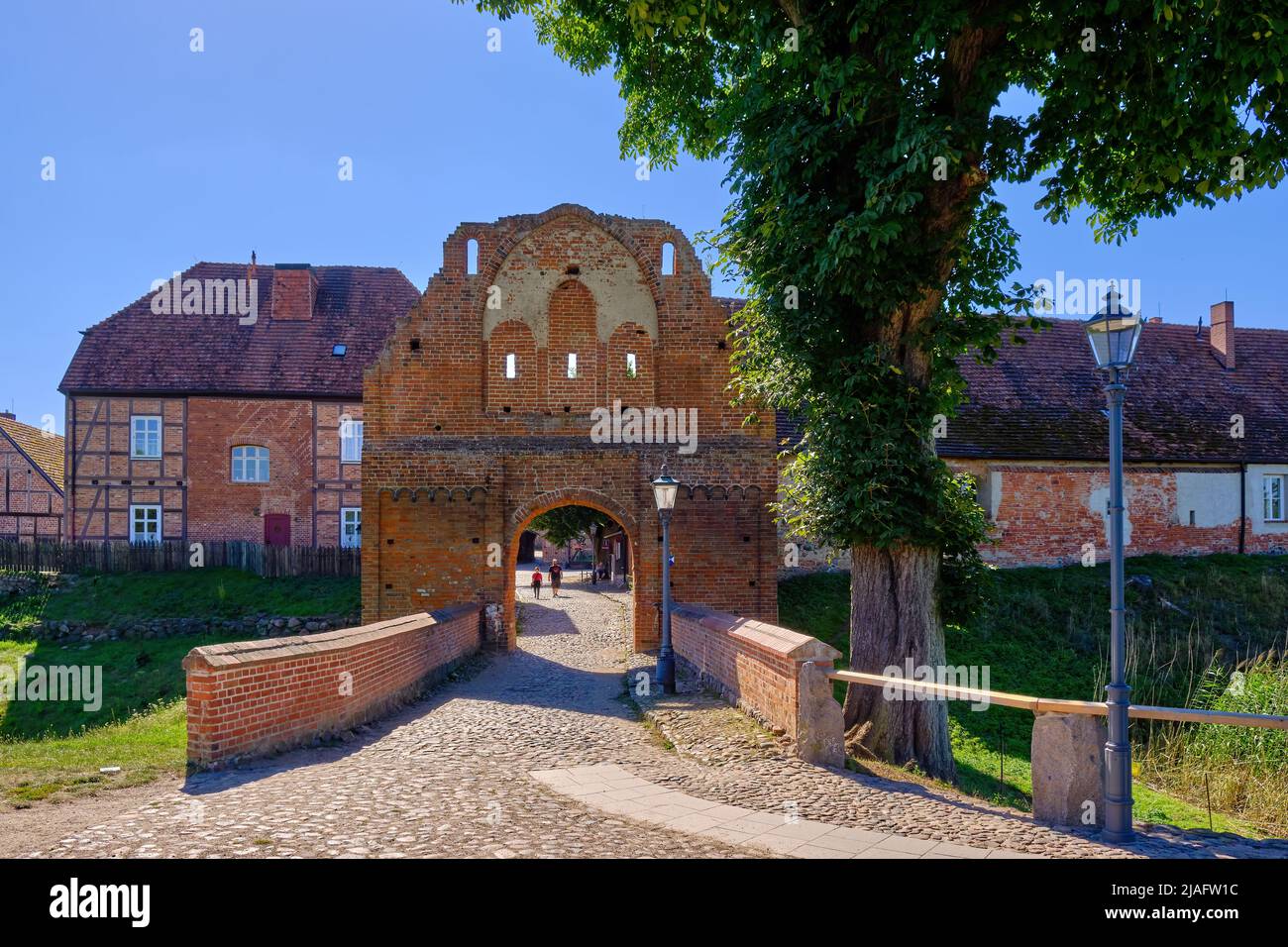 Gate castle hi-res stock photography and images - Alamy