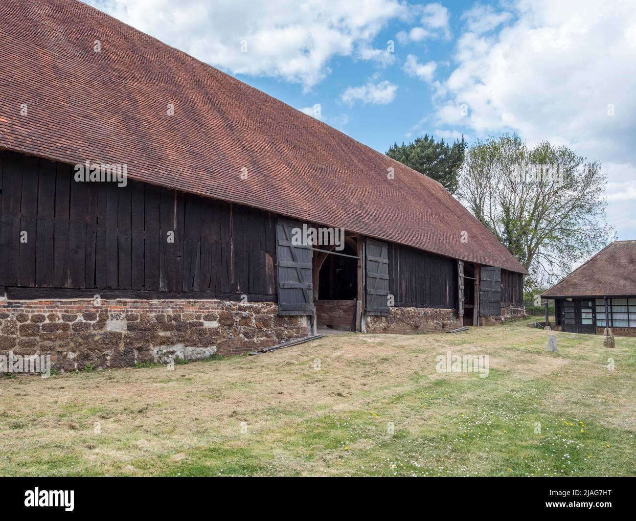 Exterior view of Harmondsworth Great Barn (also known as Manor Farm ...