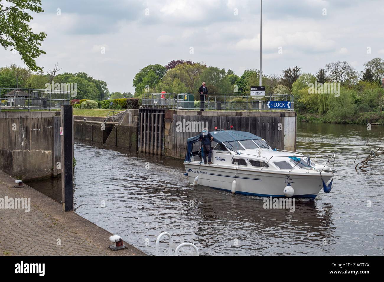 Molesey lock hi-res stock photography and images - Alamy