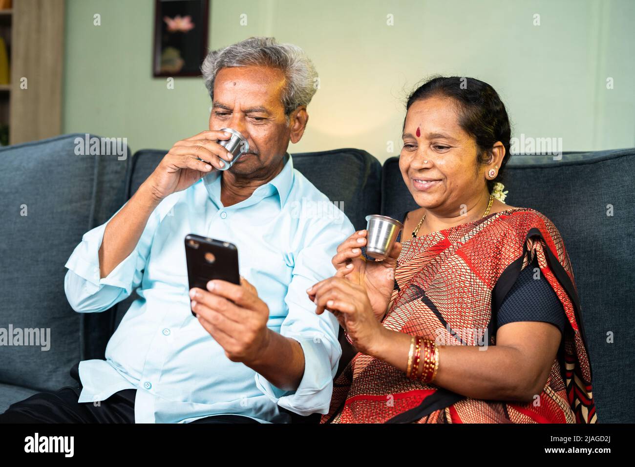 Mobile wife hi-res stock photography and images - Alamy