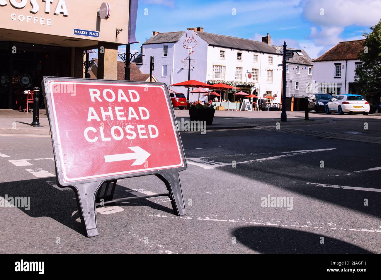 Road Closed sign, Warwickshire, West Midlands, England, UK, 2022 Stock ...