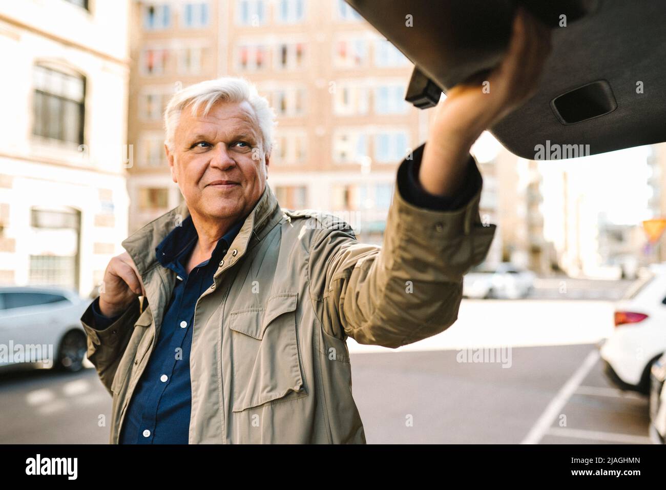 Business people in car closing hi-res stock photography and images - Alamy