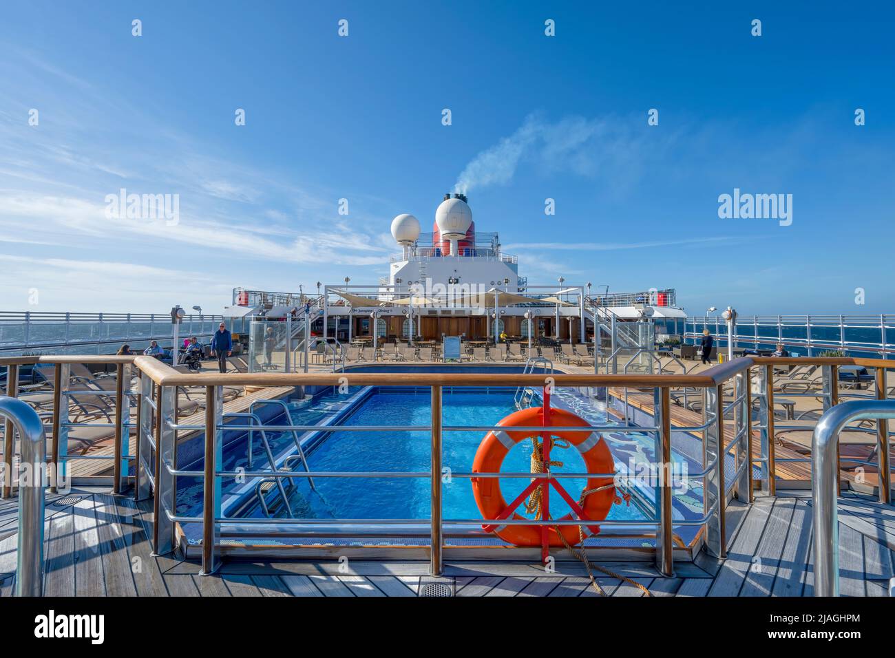 An open air swimming pool on the top deck of Cunard's luxury liner, RMS ...