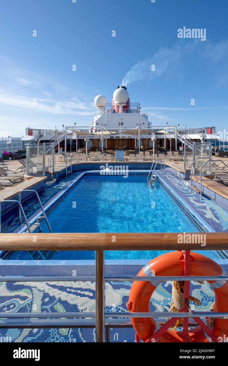 An open air swimming pool on the top deck of Cunard's luxury liner, RMS ...