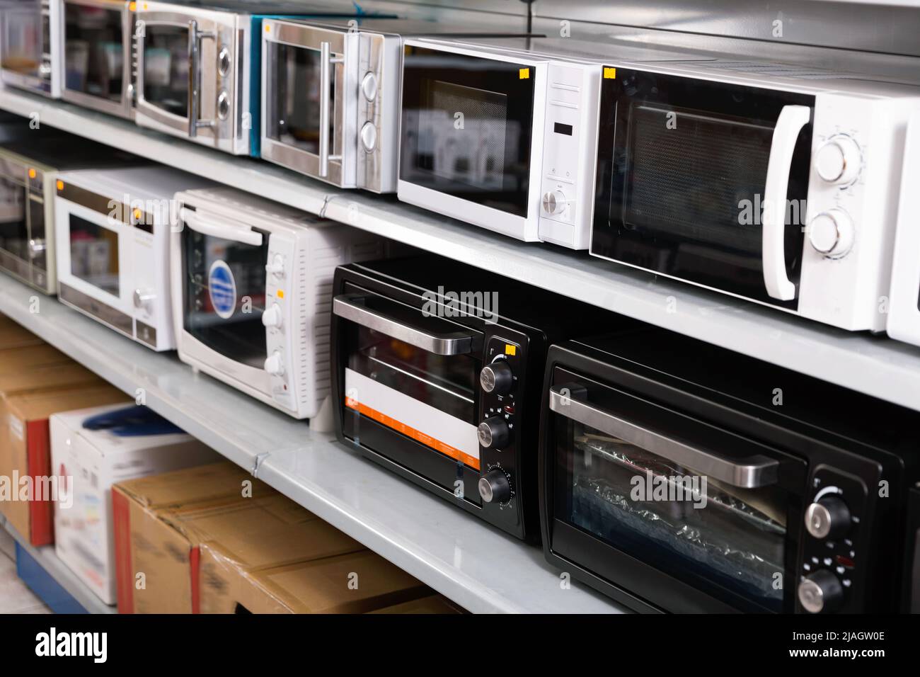Microwave store hi-res stock photography and images - Alamy