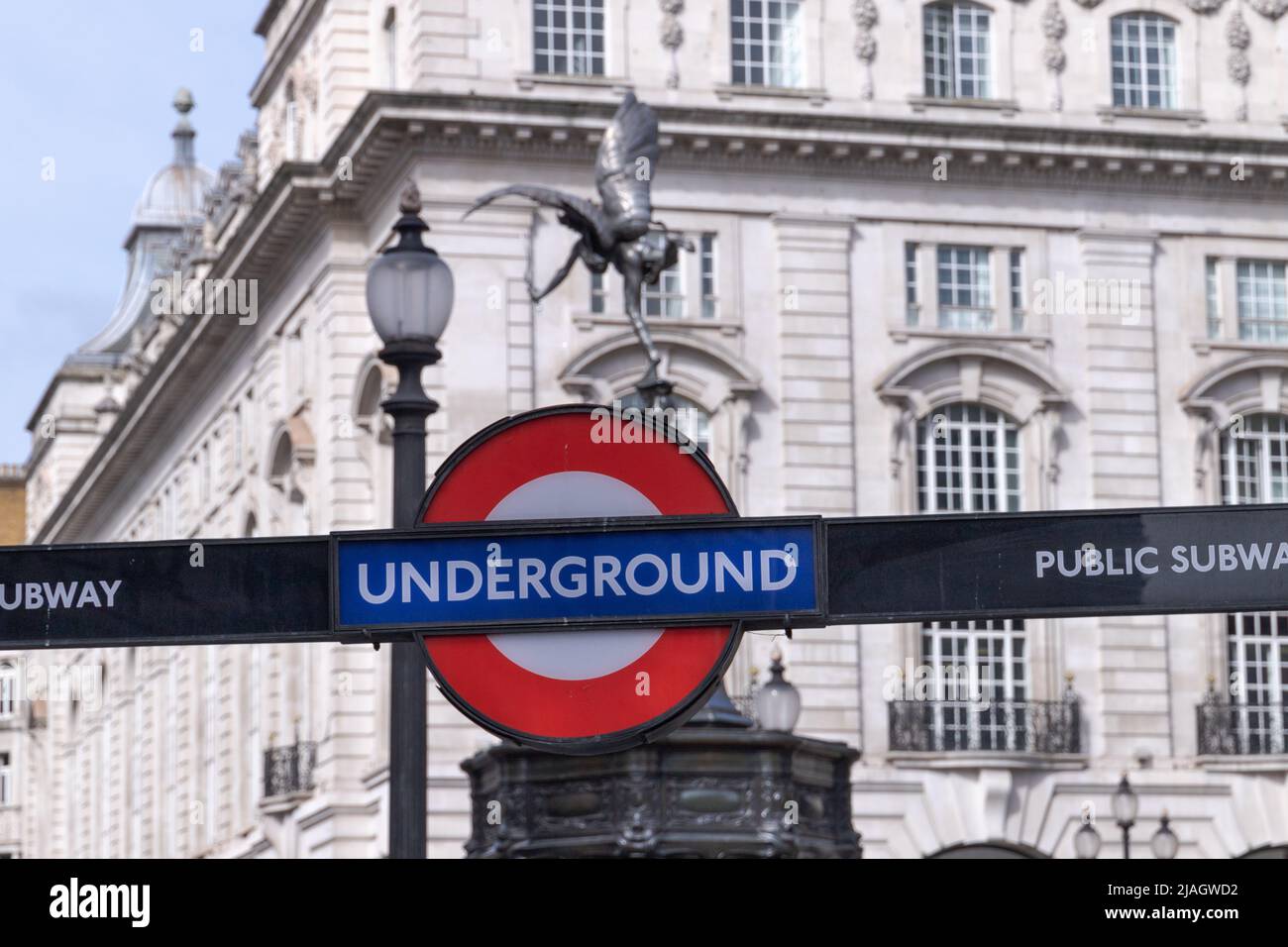 Piccadilly circus underground sign hi-res stock photography and images ...