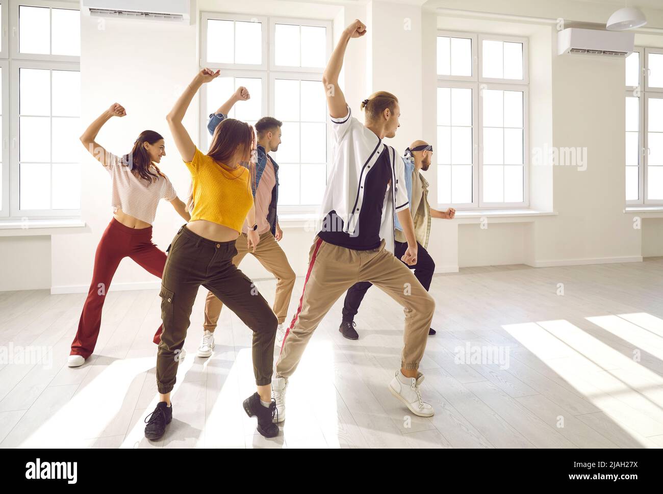 People dancing in club hi-res stock photography and images - Alamy