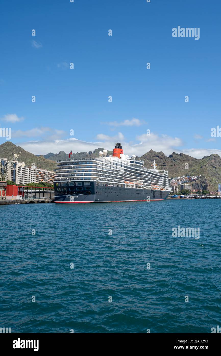 The luxurious cruise ship, Cunard's RMs Queen Elizabeth, berthed in ...