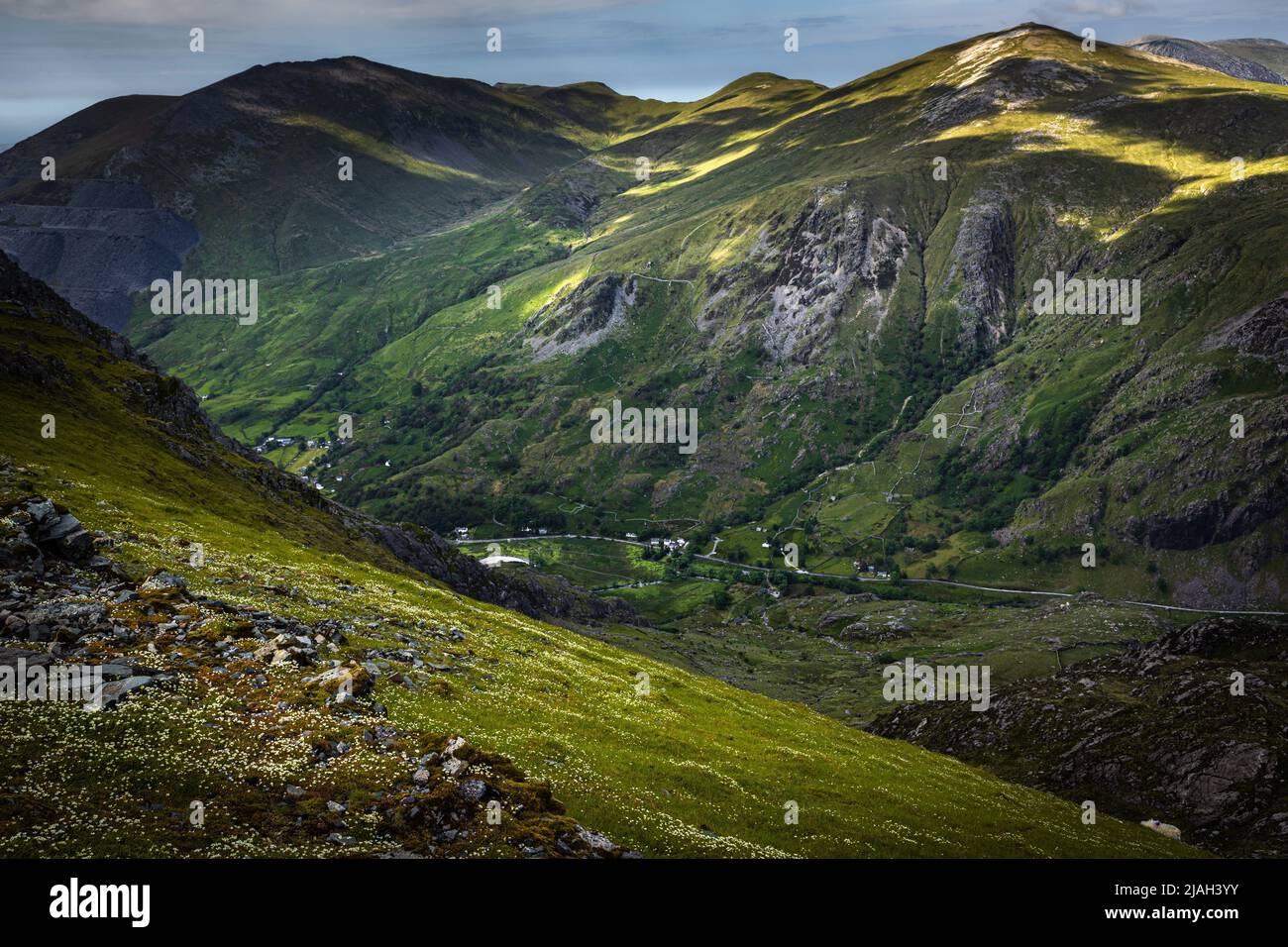 Mountain road snowdonia national park hi-res stock photography and ...