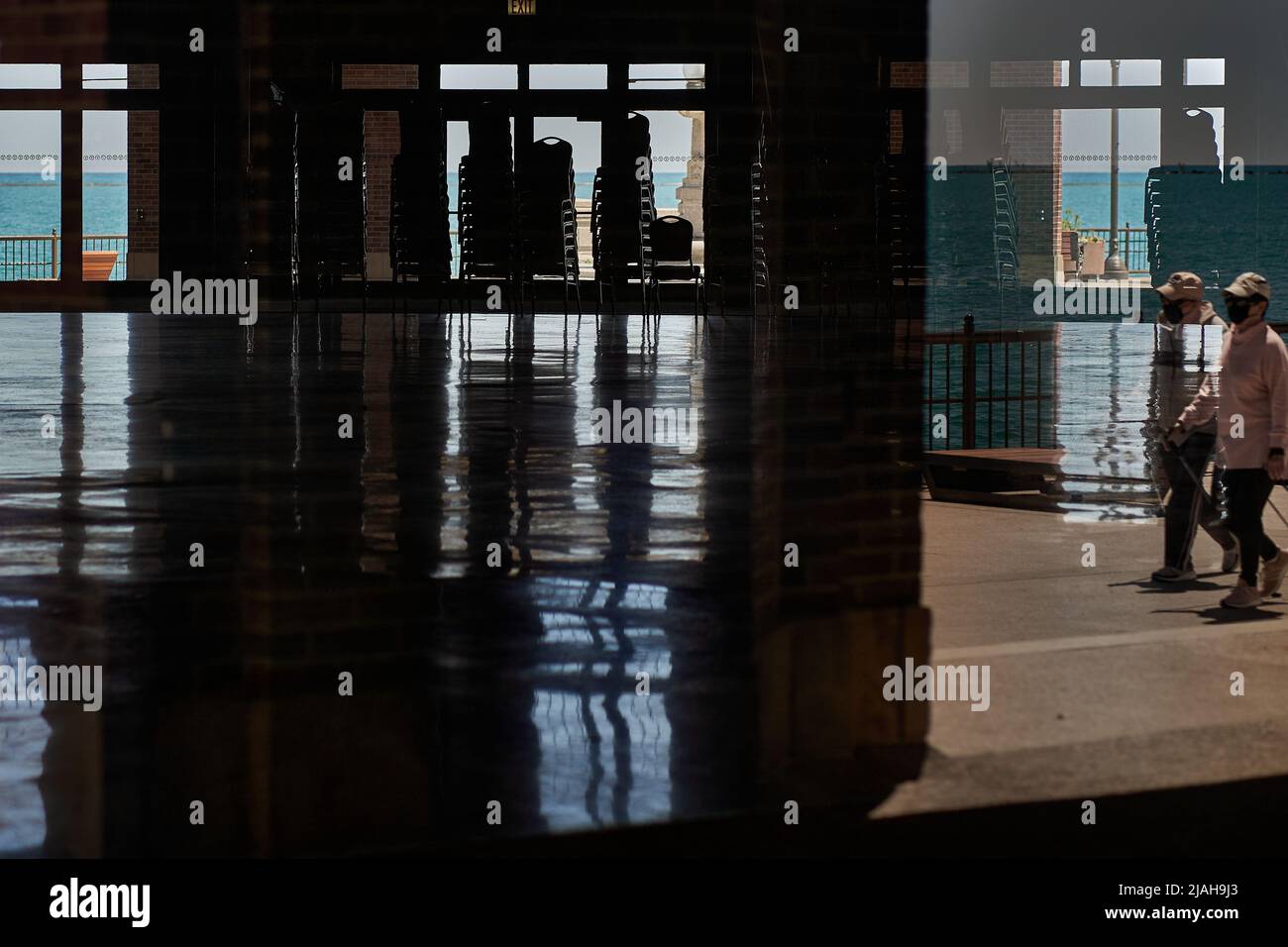 Chicago daily life through reflections Stock Photo - Alamy
