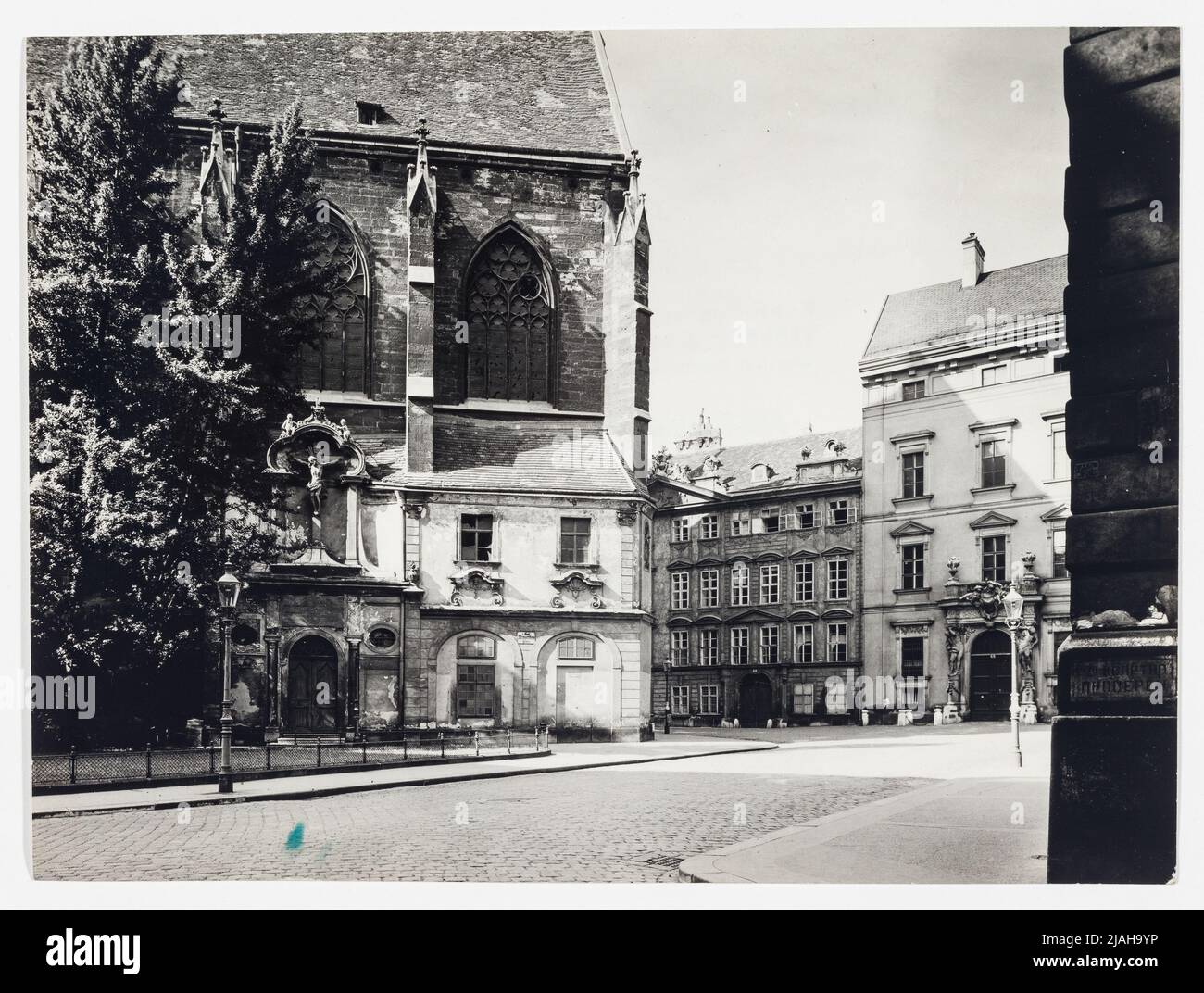 1st, Minoritenplatz - General - View against the northern facade of the ...