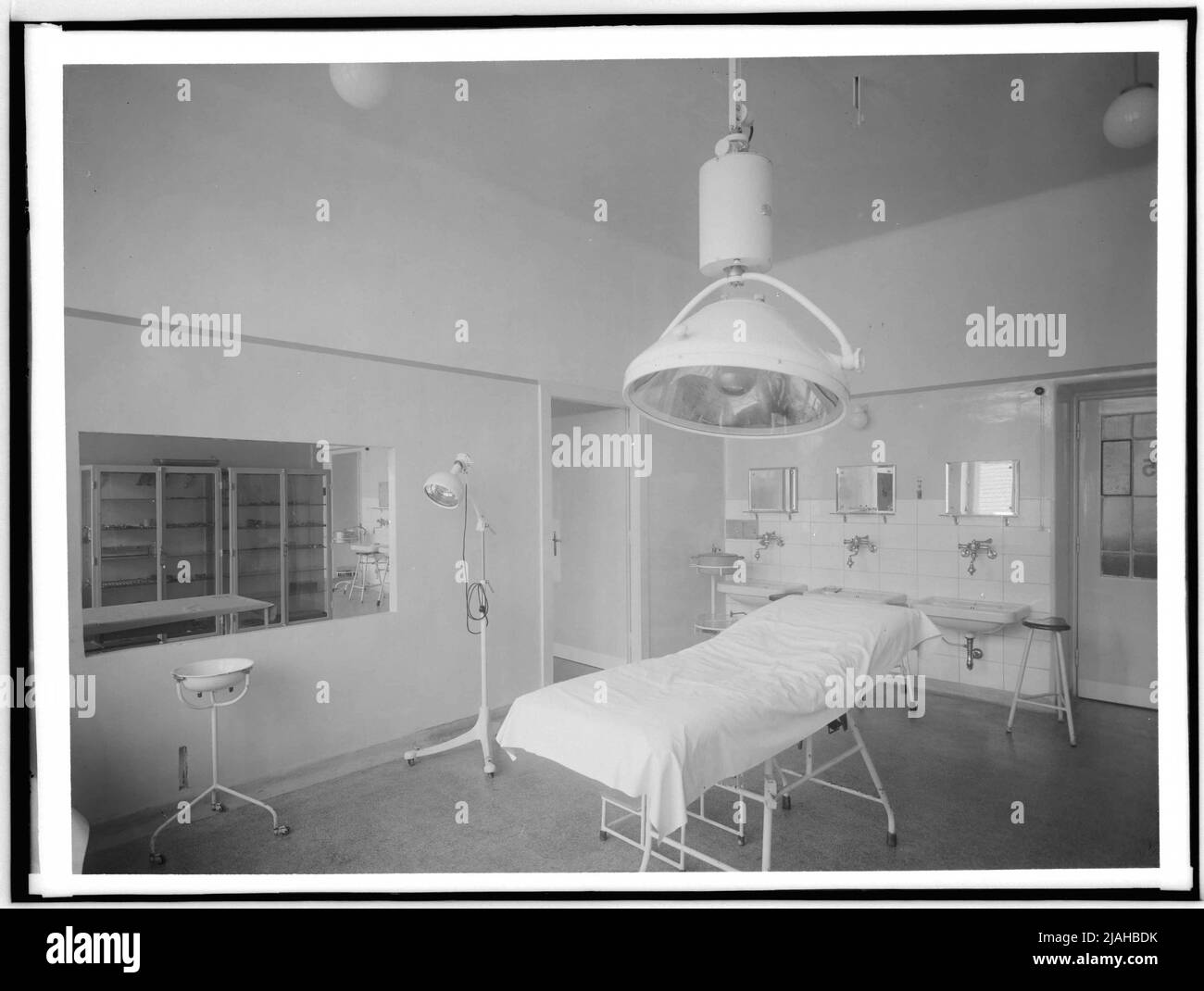 Vintage operating room hi-res stock photography and images - Alamy