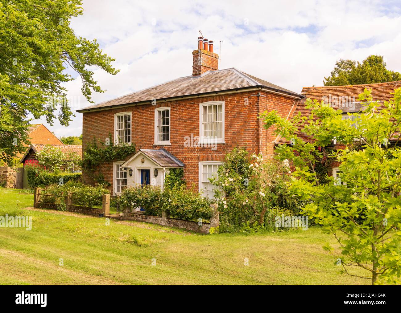 Traditional English village cottage on a sunny day in Orford, Suffolk ...
