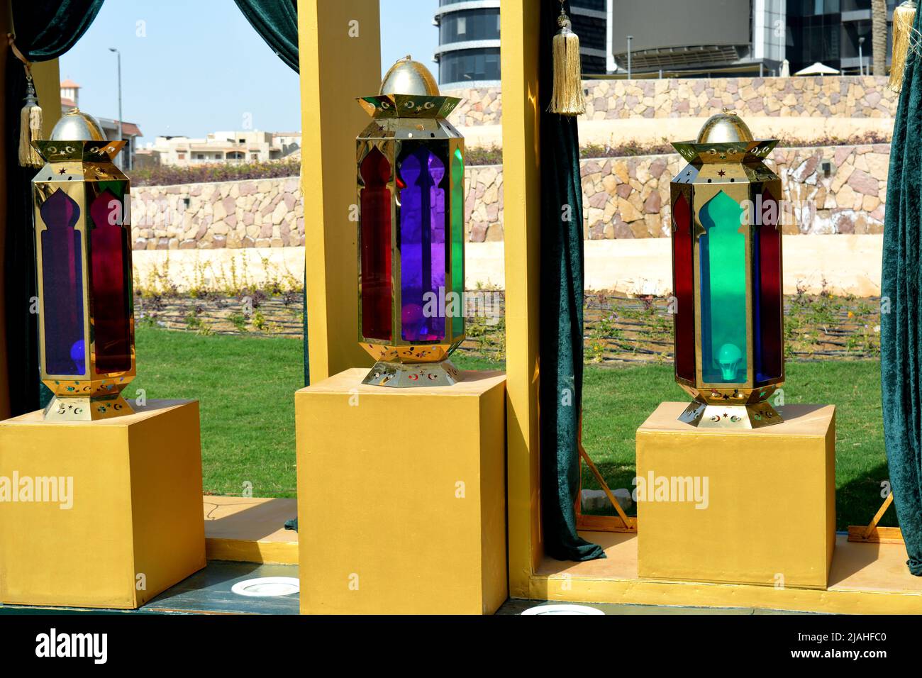 Mosque gate lamp hi-res stock photography and images - Alamy