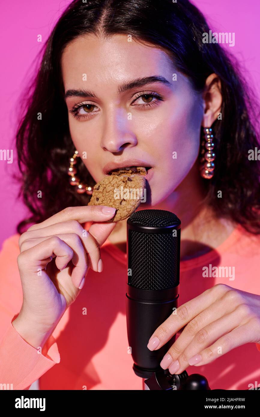 Crunchy asmr hi-res stock photography and images - Alamy