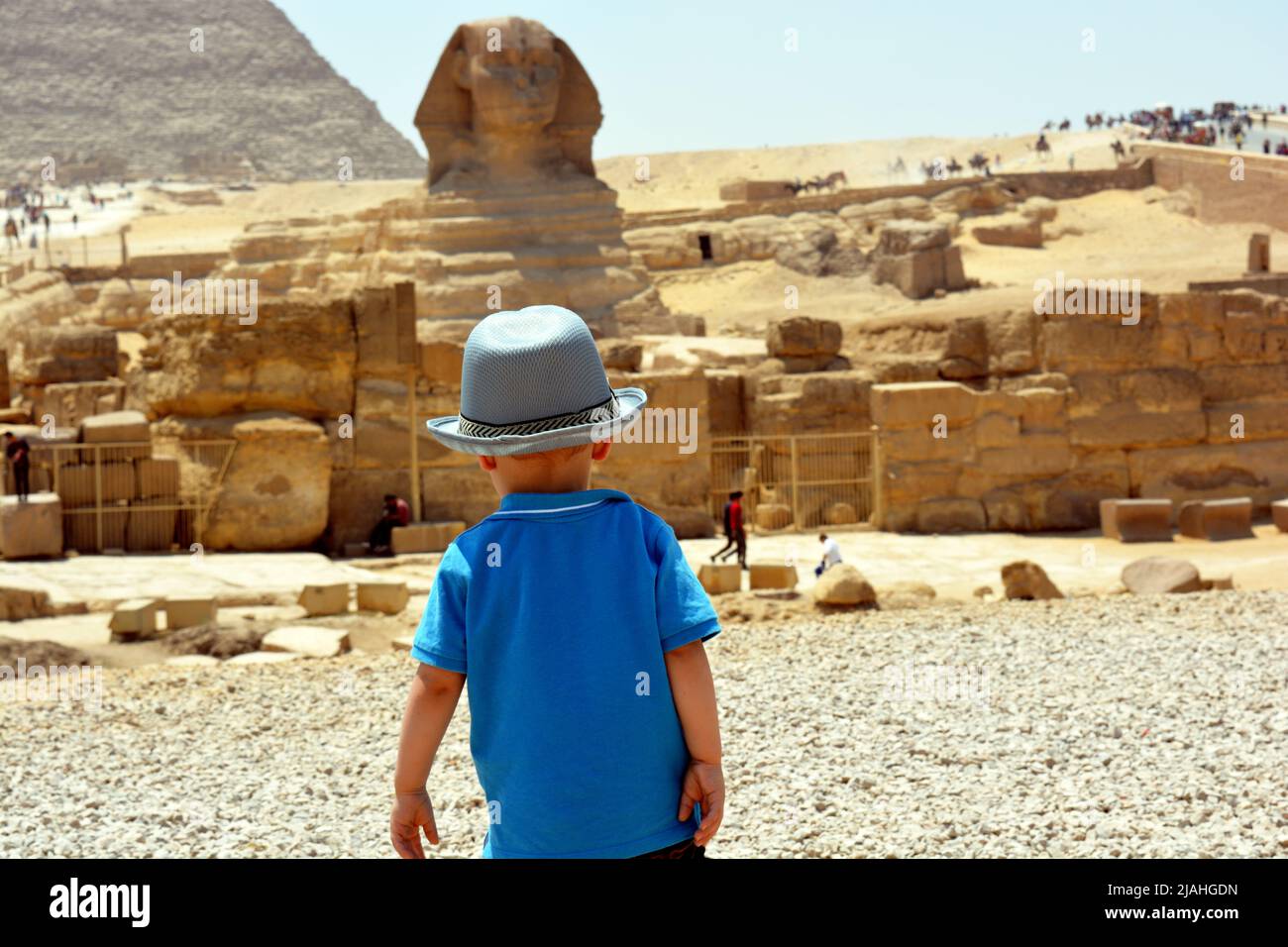 Child egypt pyramid hi-res stock photography and images - Alamy