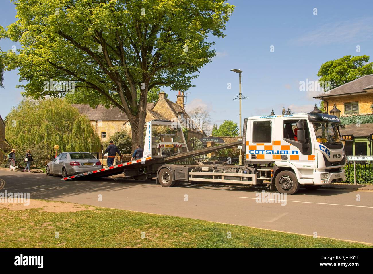 Roadside mechanics hi-res stock photography and images - Alamy