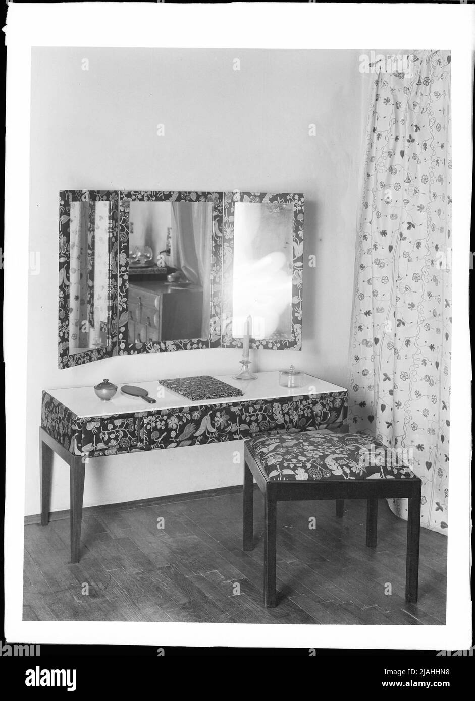 Friction table with wall mirror and armchair Stock Photo - Alamy