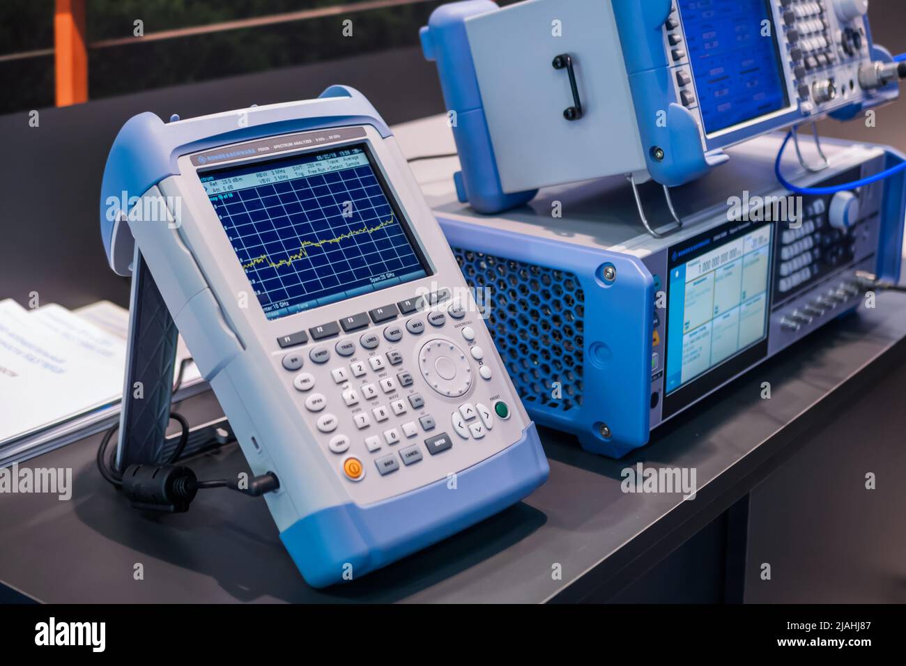 Spectrum analyzer hi-res stock photography and images - Alamy