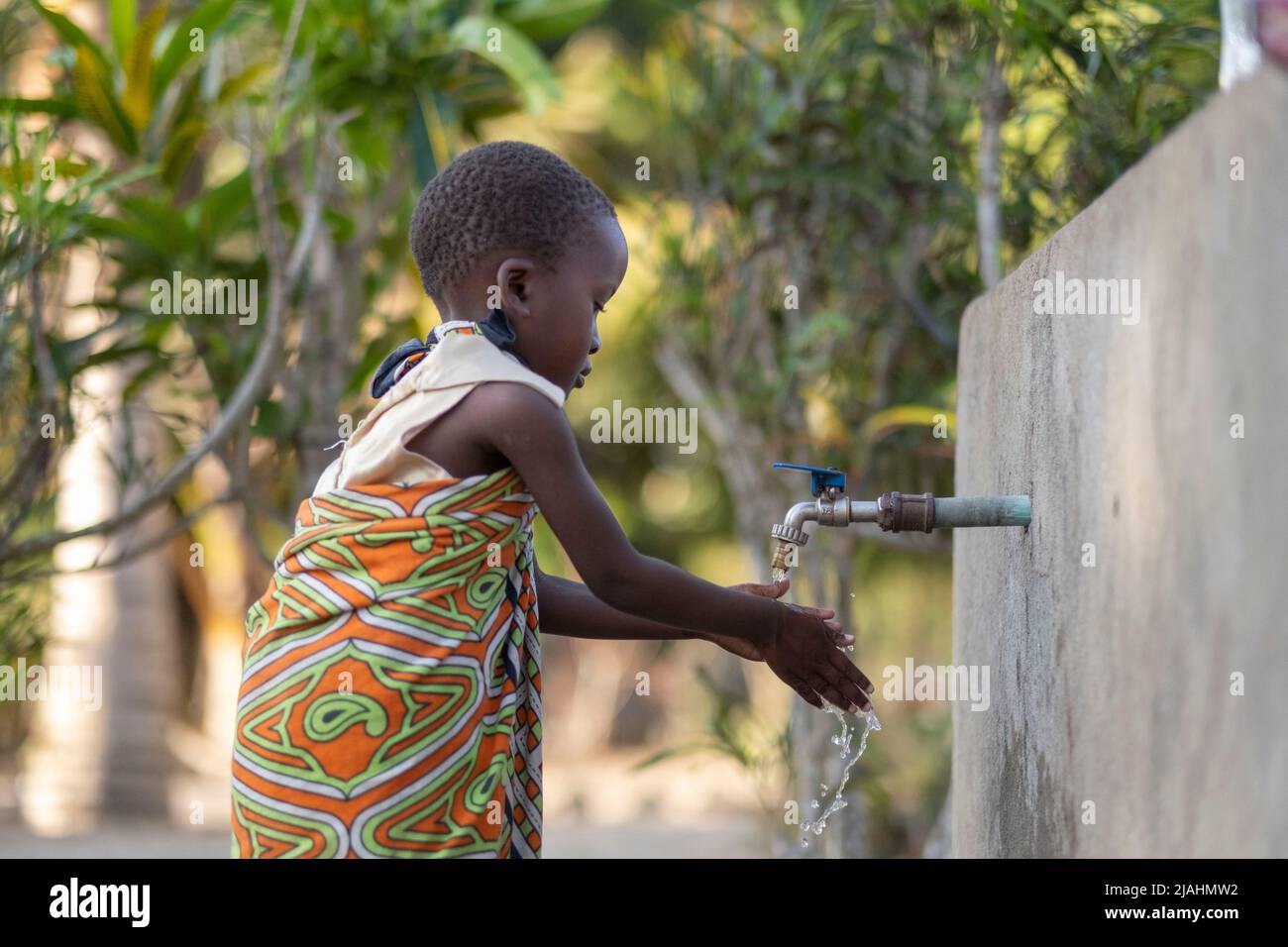 Child drinking water african hi-res stock photography and images - Alamy