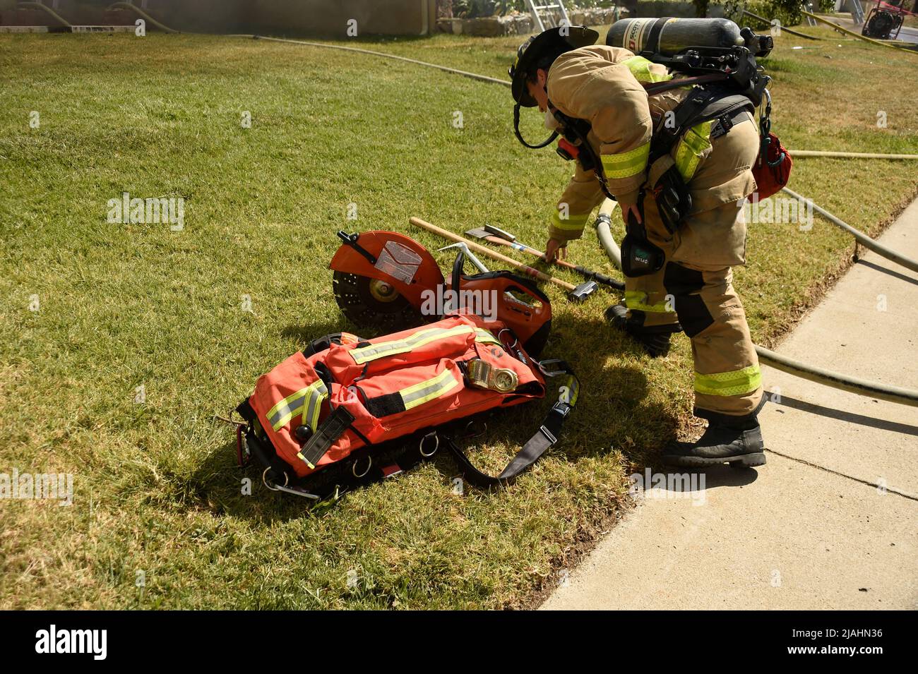 SDFD Firefighter adds tools to the RIC kit at a structure fire Stock ...