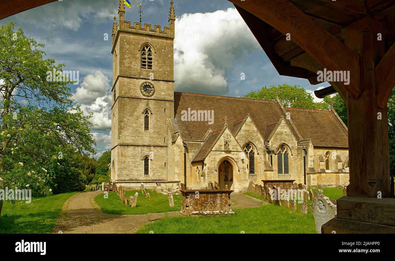 BLADON OXFORDSHIRE THE PARISH CHURCH OF ST MARTIN SEEN THROUGH THE ...