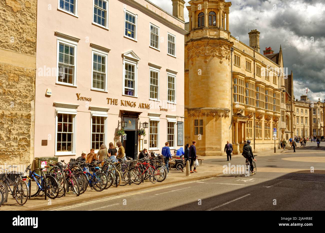 OXFORD CITY ENGLAND BICYCLES AND PEOPLE OUTSIDE THE KINGS ARMS PUB ON ...