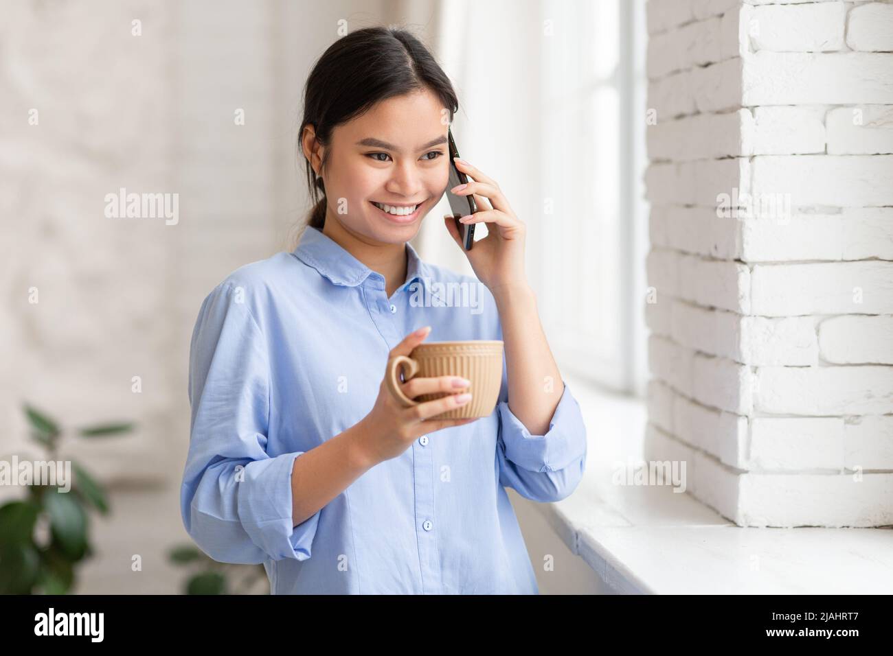 Successful japanese talking on phone hi-res stock photography and ...