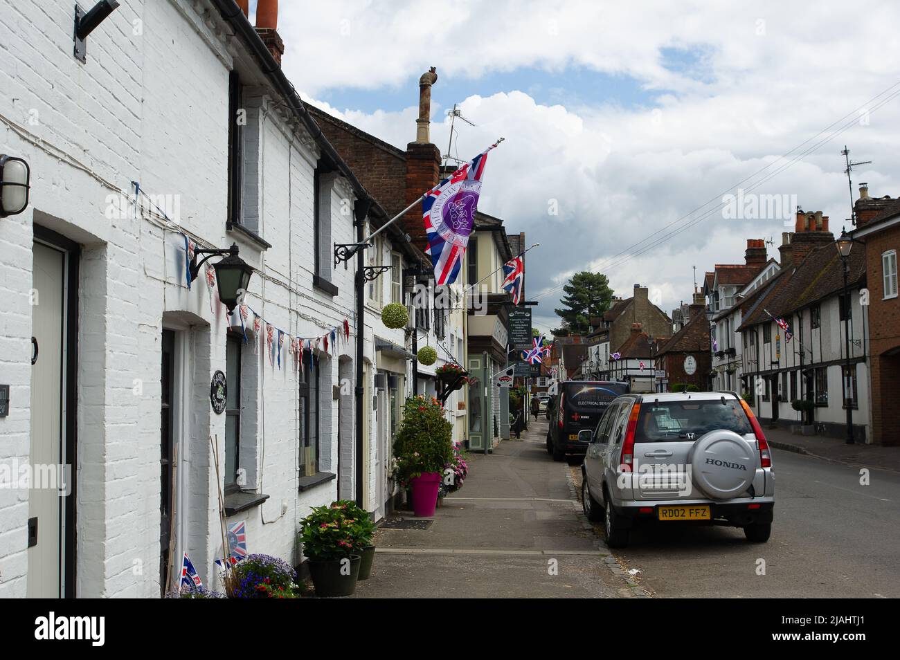 Cookham, Berkshire, UK. 30th May, 2022. Union Jack flags and bunting ...