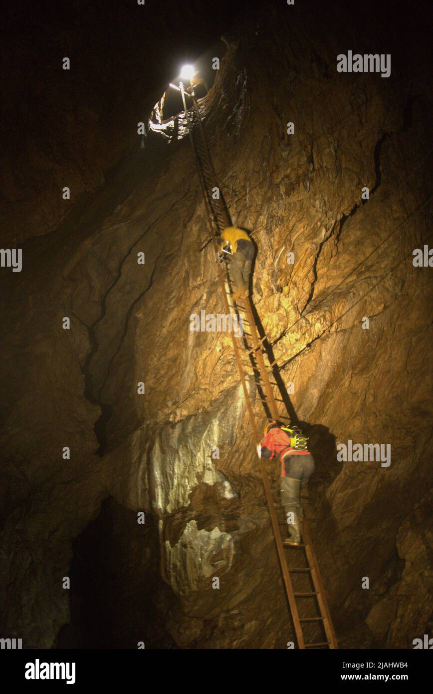 Semi cave hi-res stock photography and images - Alamy