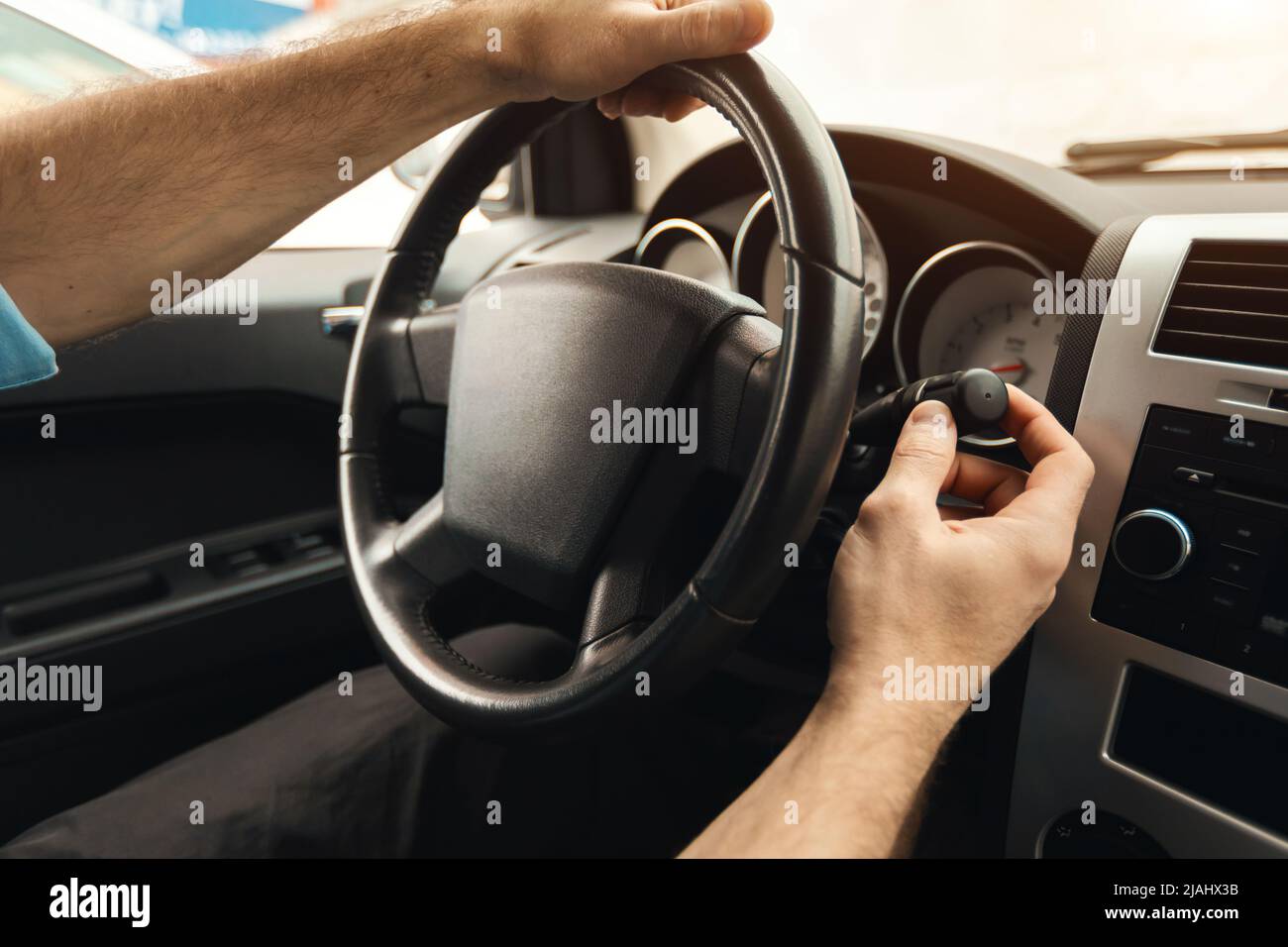 Car turning right hi-res stock photography and images - Alamy