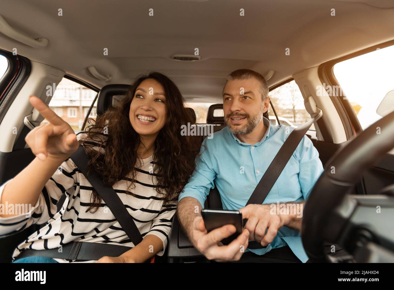 Mobile phone driving family hi-res stock photography and images - Alamy