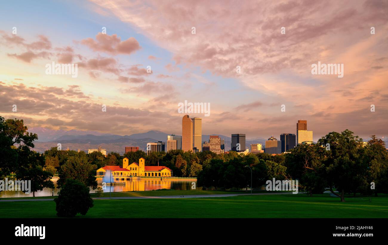 City park and pond with Denver Skyline at sunrise Stock Photo - Alamy