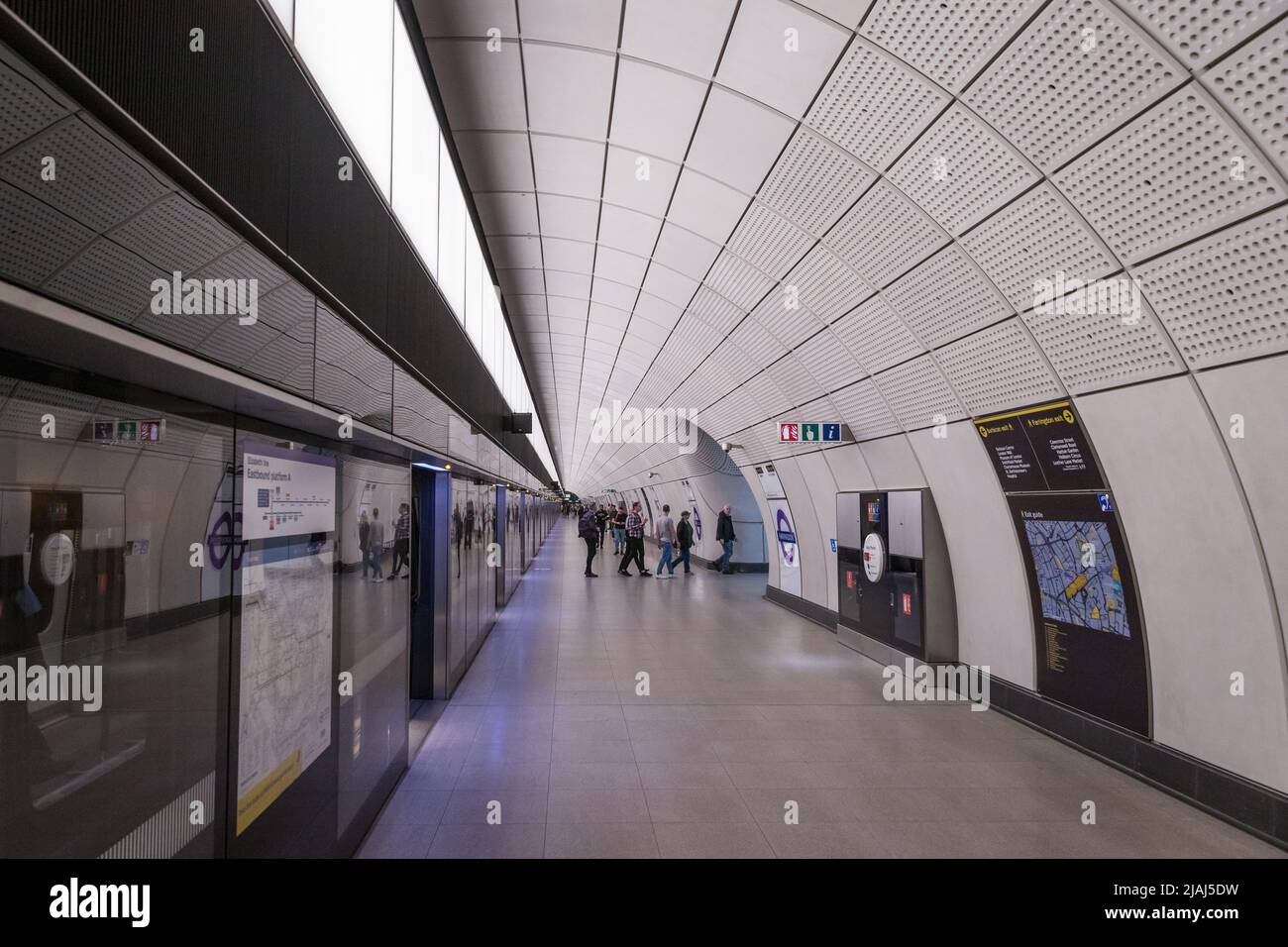 Elizabeth Line platform at Farringdon Stock Photo - Alamy
