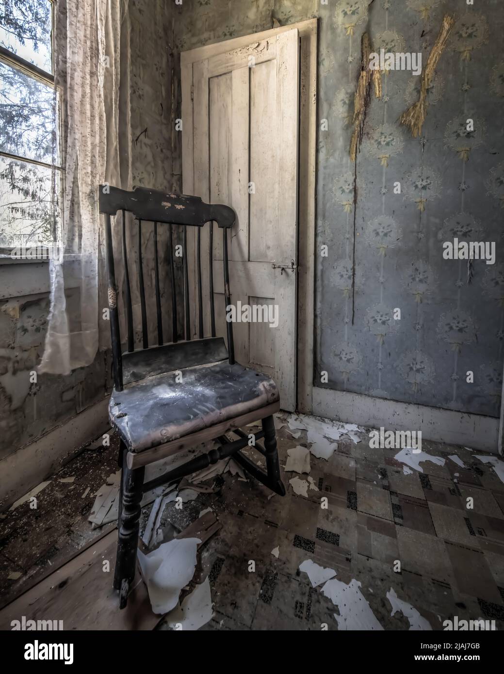 abandoned house decay Stock Photo - Alamy