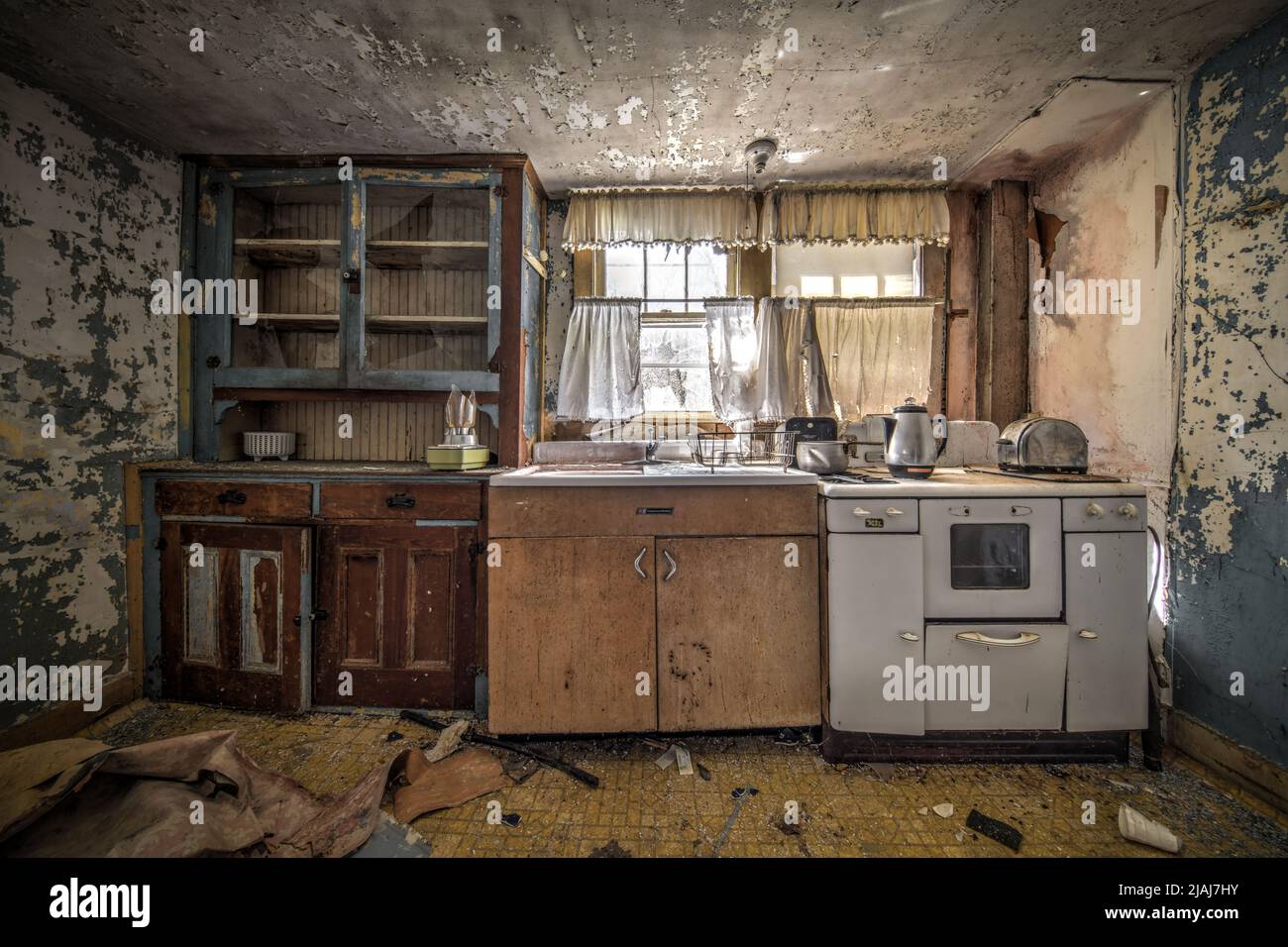 abandoned house decay Stock Photo - Alamy