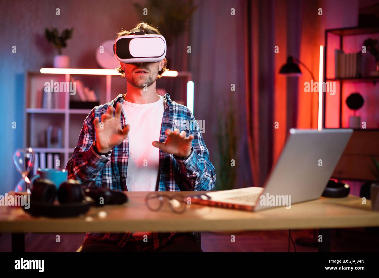 Tapping fingers table hi-res stock photography and images - Alamy