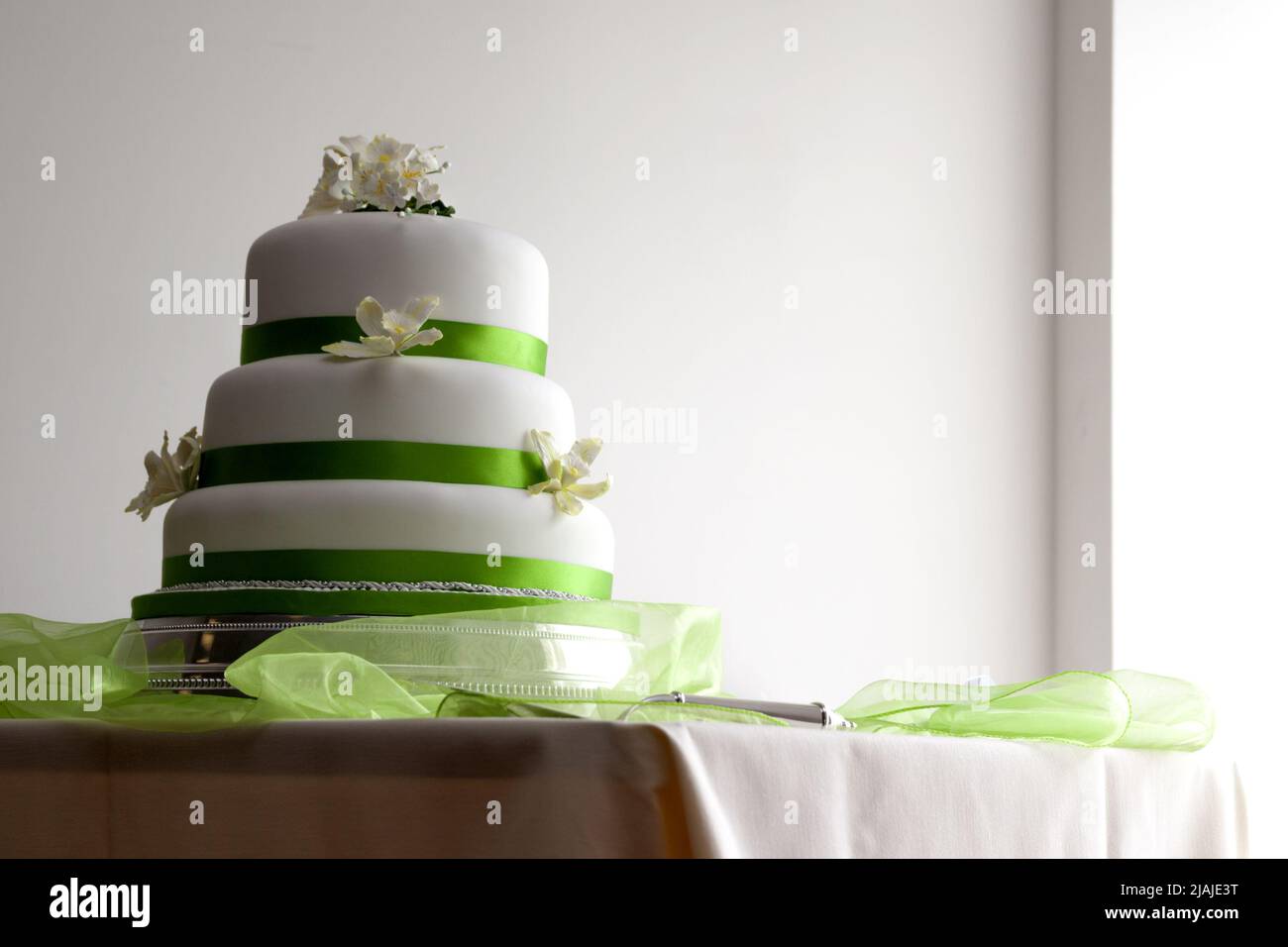 Wedding cake with green ribbon Stock Photo - Alamy